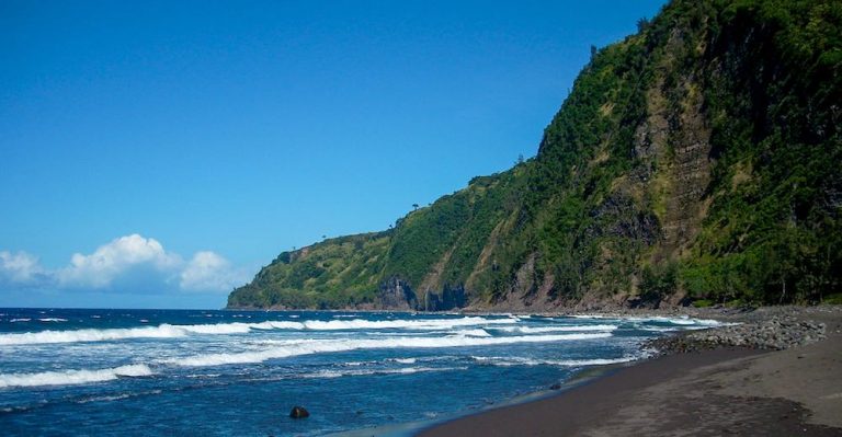 Black sand beaches of Hawaii Big Island and Maui | CosmopoliClan